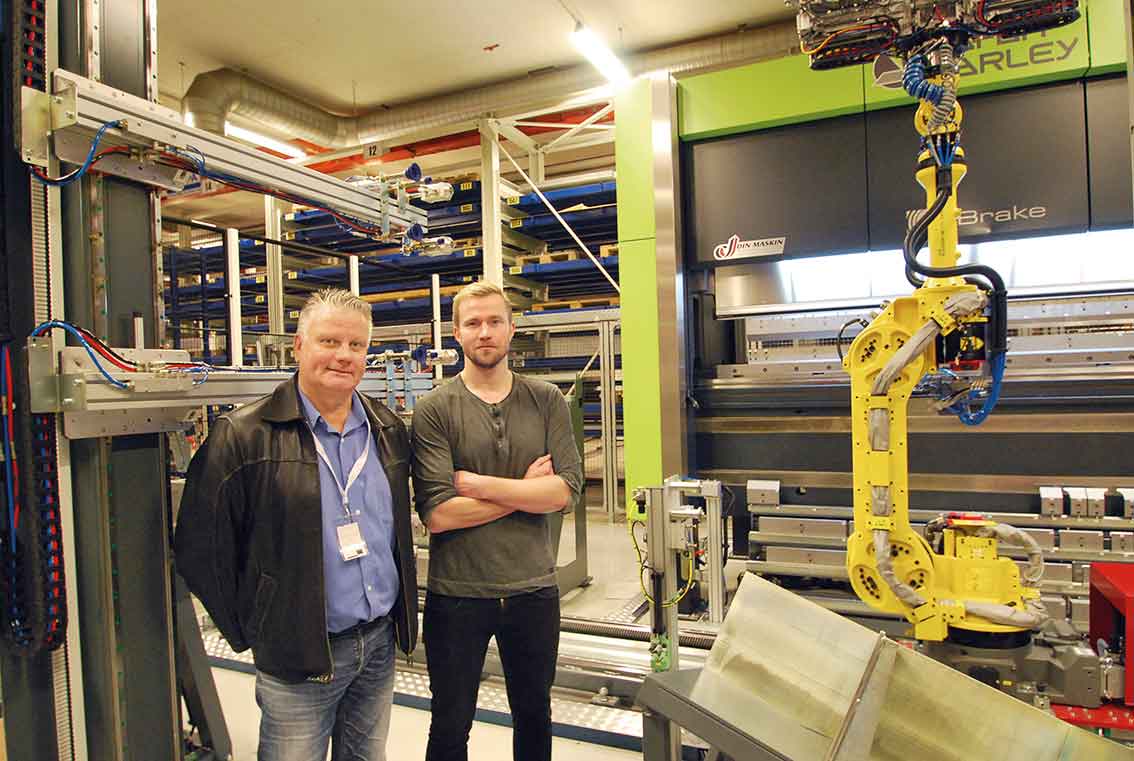 Med helautomatiskt byte av verk tyg och gripdon i robotkantpresscellen ...